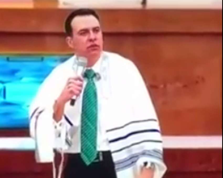 Este pastor da Universal quer que fiéis doem carros e voltem a pé para casa