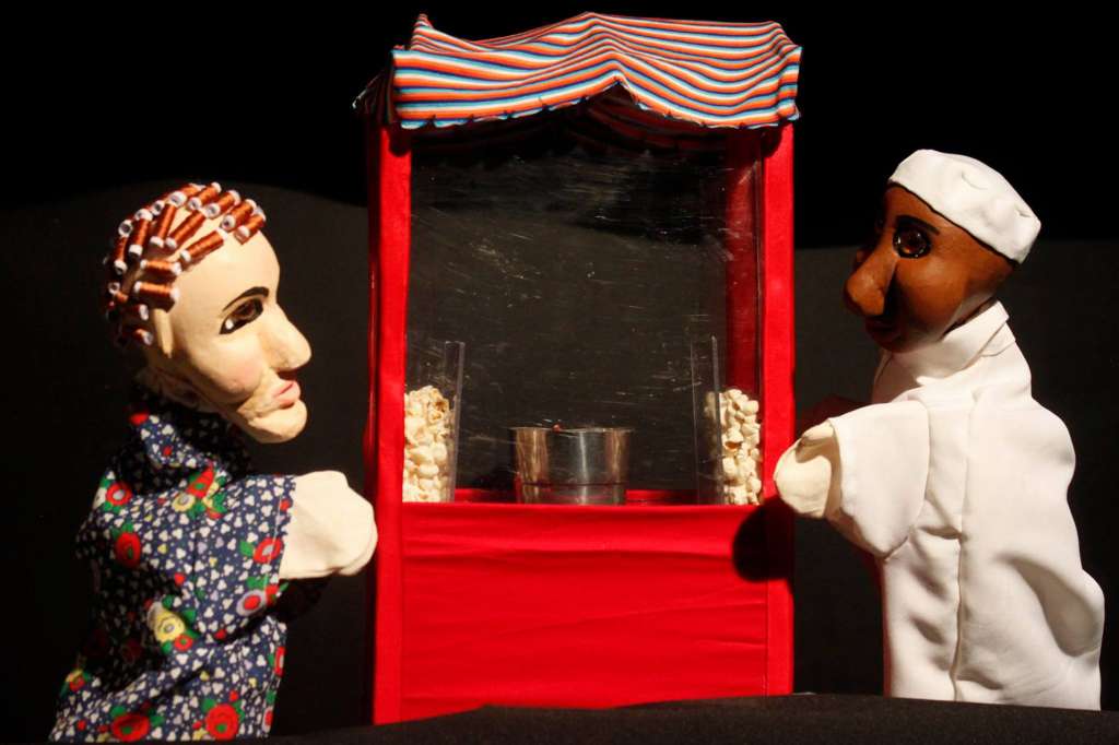 Assista a um teatro de bonecos e ainda aprenda a ser um 'bonequeiro'