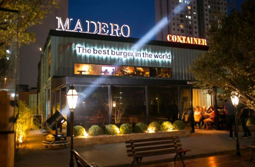 Primeiro 'Madero Container' chega a BH e promove jantar beneficente