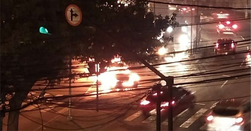 AGORA: Carro pega fogo e complica trânsito na Raja Gabaglia
