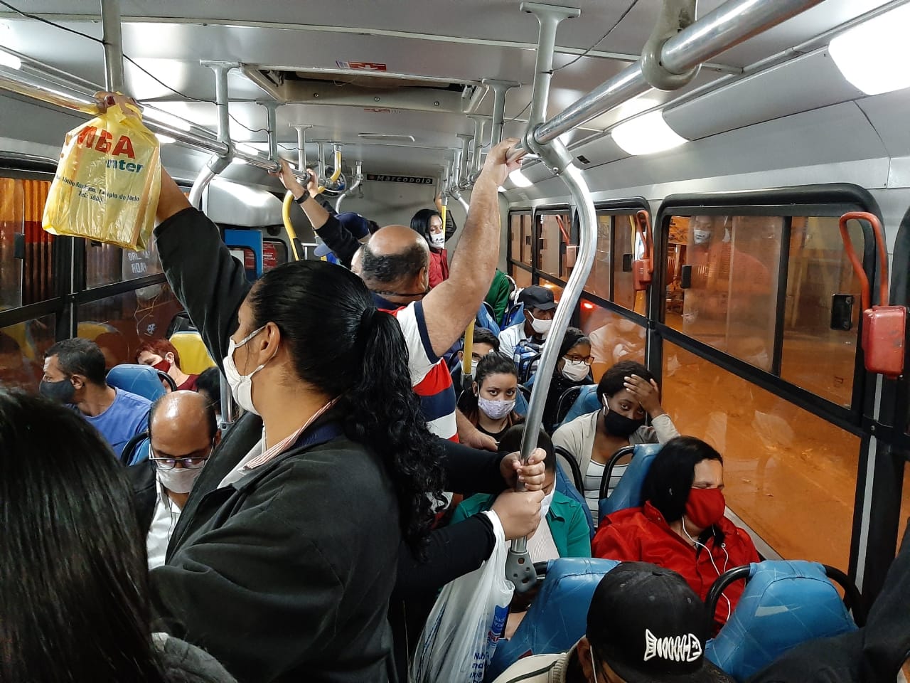 Passageiros reclamam de ônibus lotados durante a pandemia