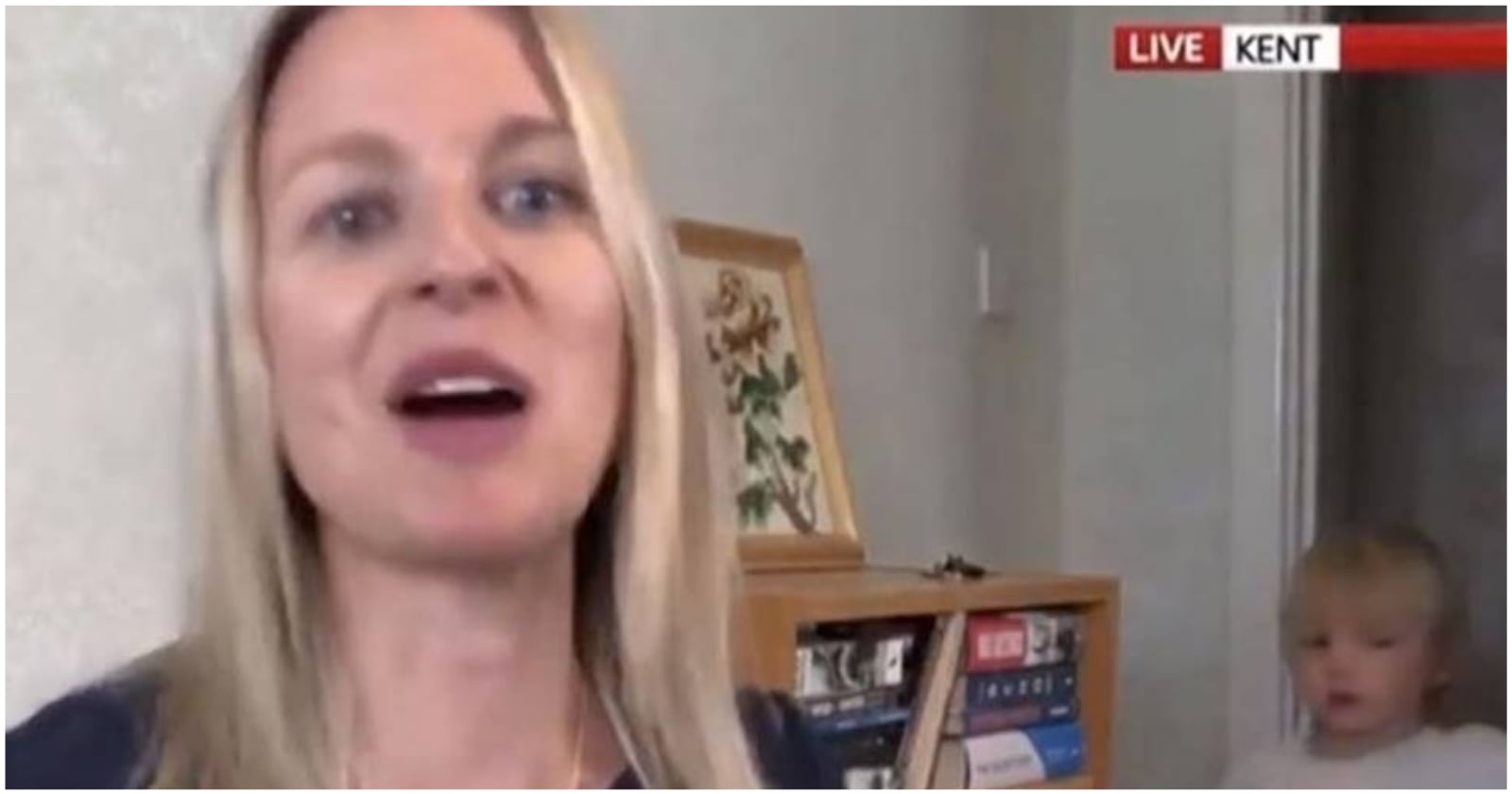 Ao vivo, repórter é interrompida pelo filho para pedir biscoitos