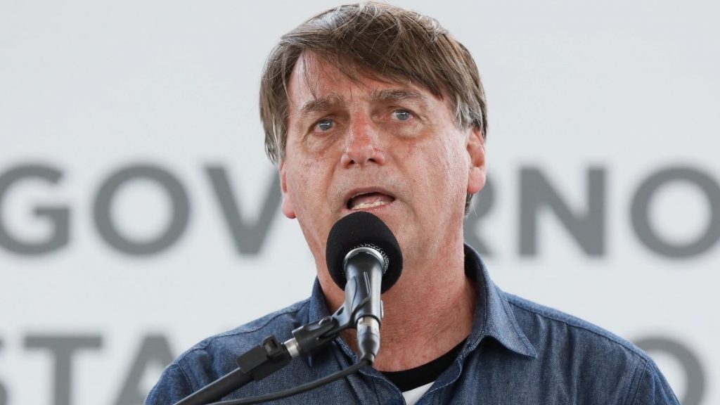 'A vontade é encher tua boca com porrada', diz Bolsonaro a repórter