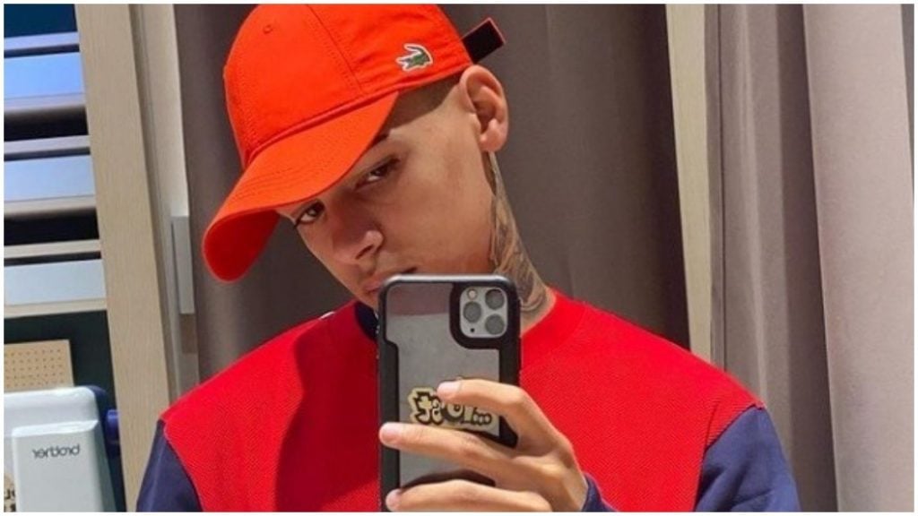 MC Rick faz tatuagem inusitada no rosto e fotos viralizam