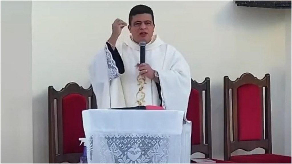 Padre chama movimentos da esquerda de 'anticristãos' durante missa