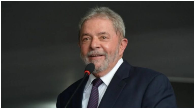 'Shape diferenciado': Lula aparece de sunga e web reage