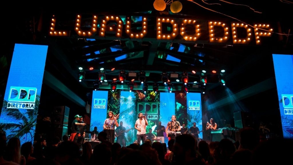 Banda DDP Diretoria faz luau em BH com ambientação e clima de praia