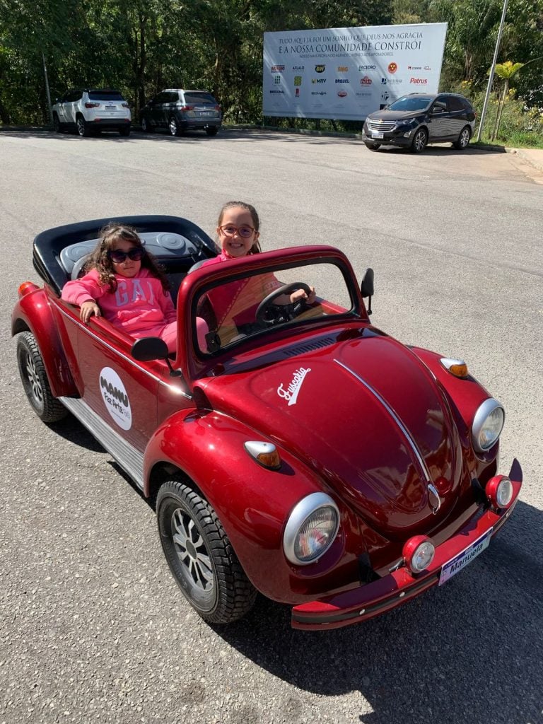 Menina de 8 anos cria loja e realiza sonho de comprar mini fusca