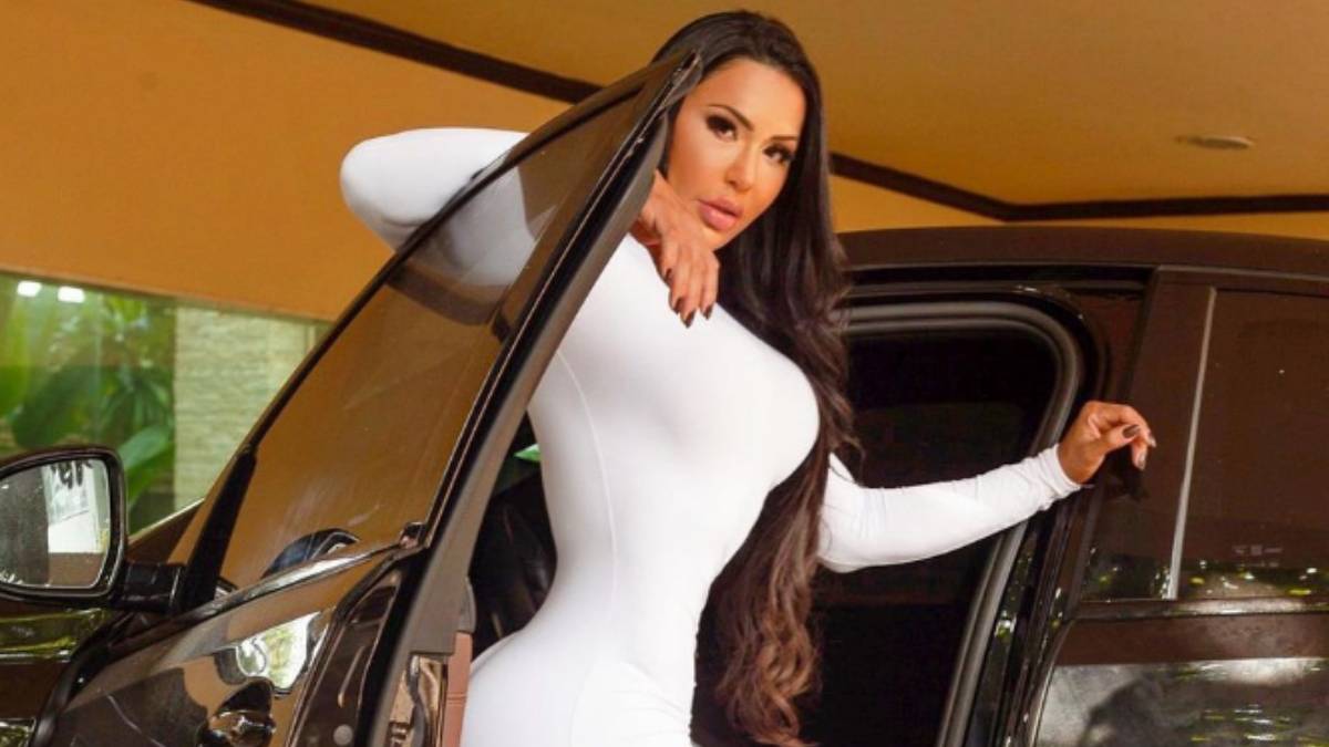 Gracyanne Barbosa se 'dobra ao meio' em exercício complicado