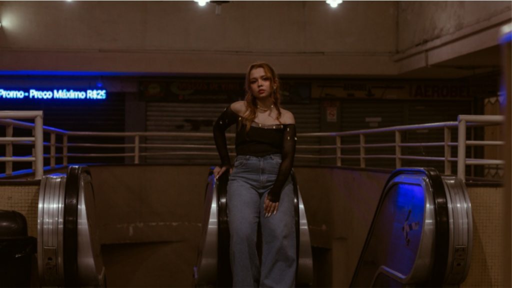 Cantora mineira Lis lança projeto de músicas ao vivo no Maletta