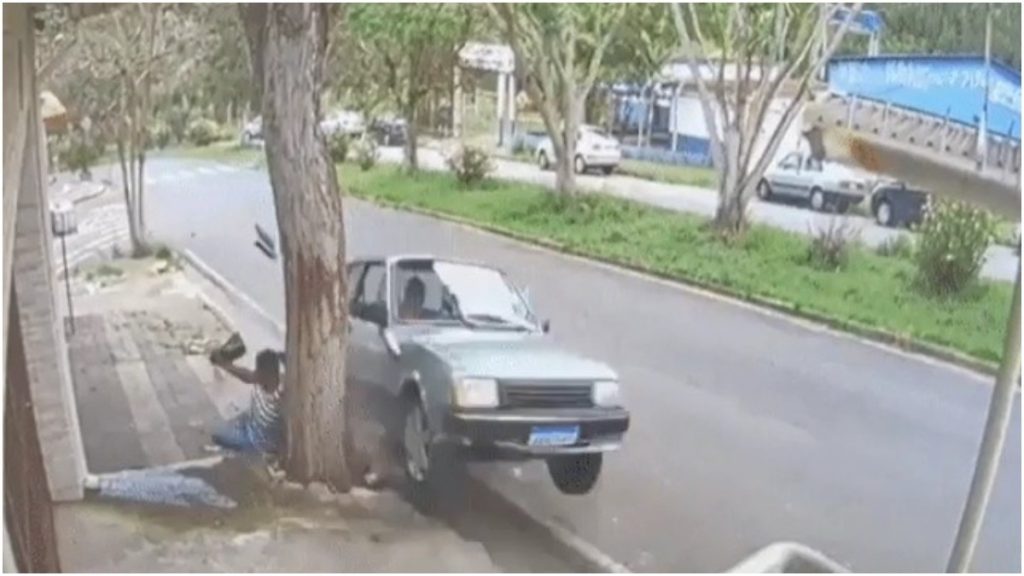 Vídeo: Idosa escapa de atropelamento por um triz em São Paulo