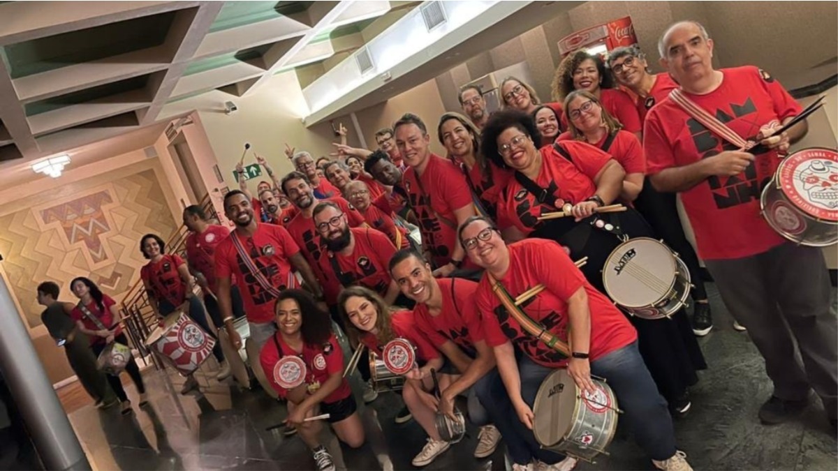 Samba do Queixinho oferece oficinas grátis de percussão e dança