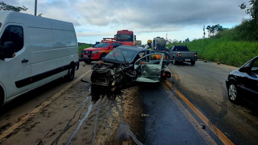 Acidente deixa mulher ferida e fecha BR-381 em Sabará