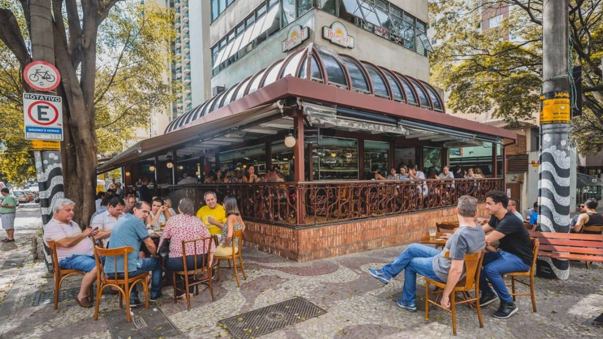Bar em BH oferece chopp e mate grátis para clientes de chinelos