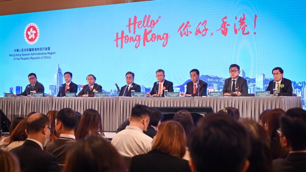 Hong Kong vai distribuir 500 mil passagens aéreas gratuitas