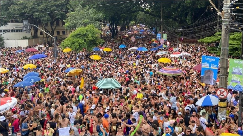 FOTOS: Bloco da Calixto faz cortejo para milhares na Savassi