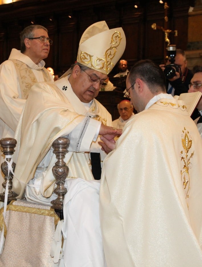 Noivos se separam após 9 anos para virar padre e freira