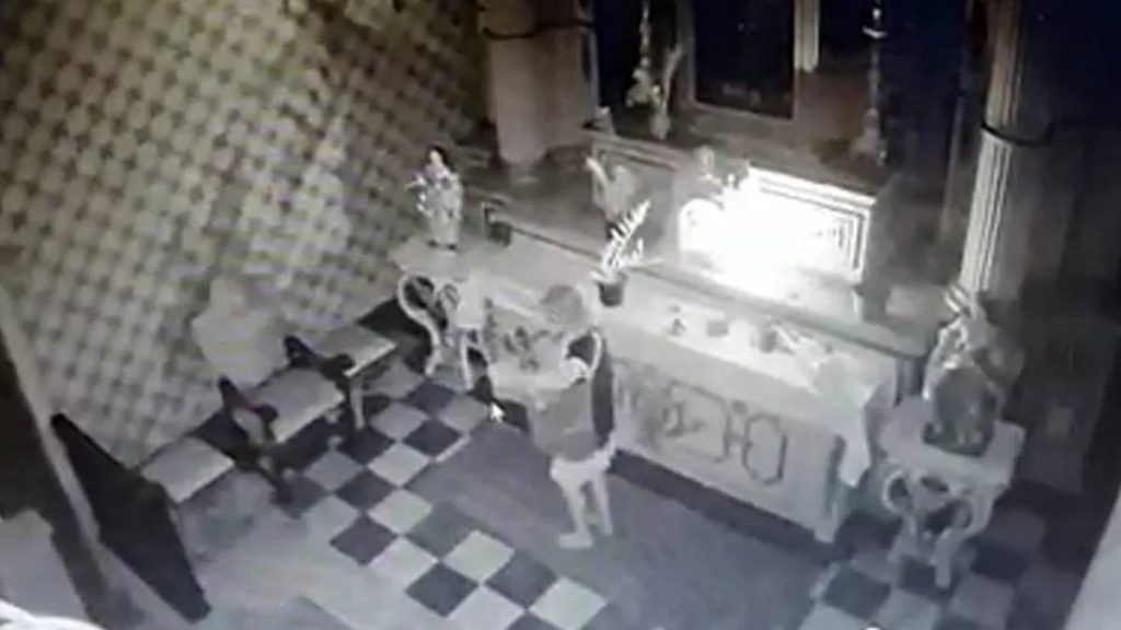 Mulher rouba hóstias e itens de prata em igreja de Salvador