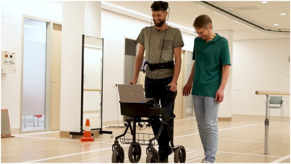 Paraplégico volta a andar com ajuda da inteligência artificial