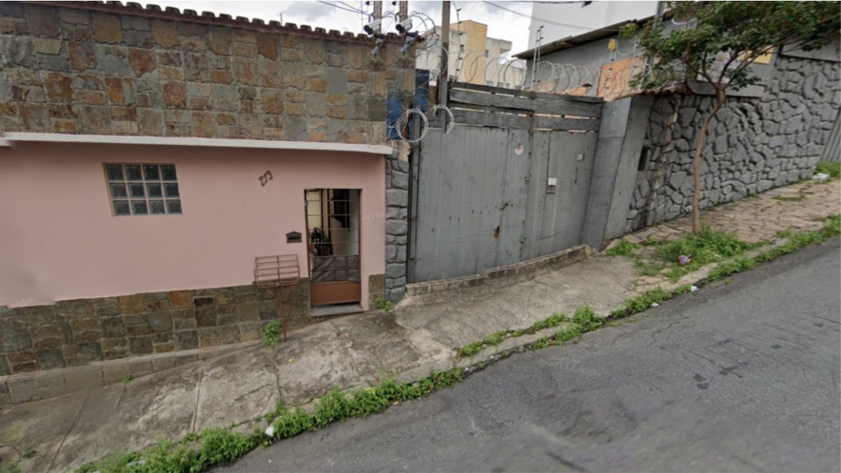 Adolescente pega carro do pai e bate em casas no Santa Tereza