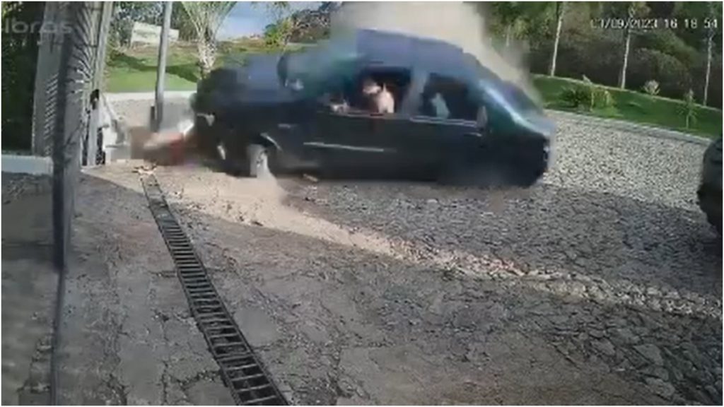 VÍDEO: Carro 'voa' e atinge entrada de condomínio