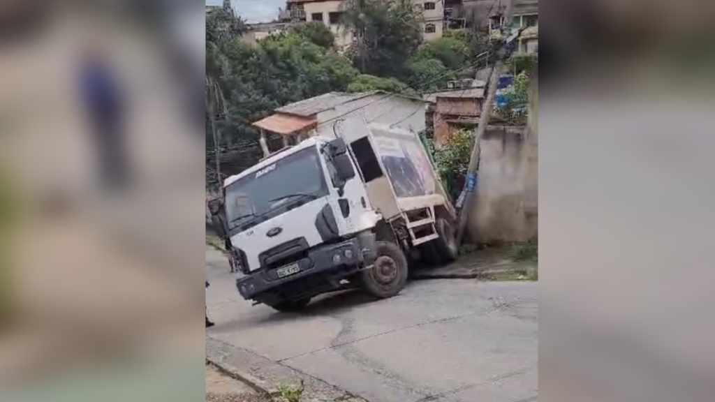 Caminhão de lixo desce ladeira e bate em muro de casas na Grande BH