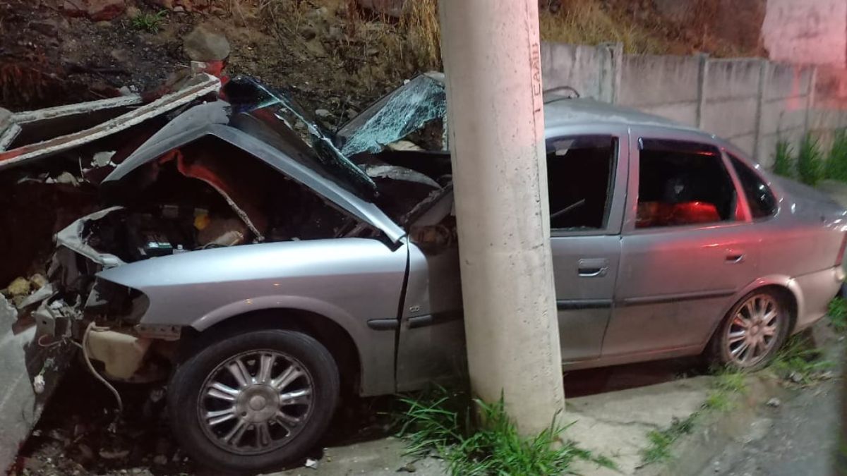 Carro bate em poste e 4 pessoas ficam feridas, no Sul de Minas