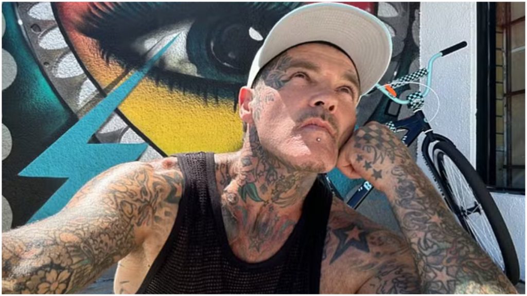 Vocalista do Crazy Town, Shifty Shellshock morre aos 49 anos