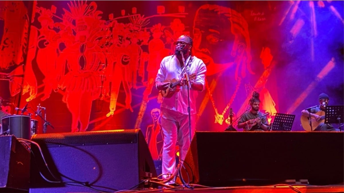 Xande de Pilares canta Caetano na abertura do Sensacional em BH