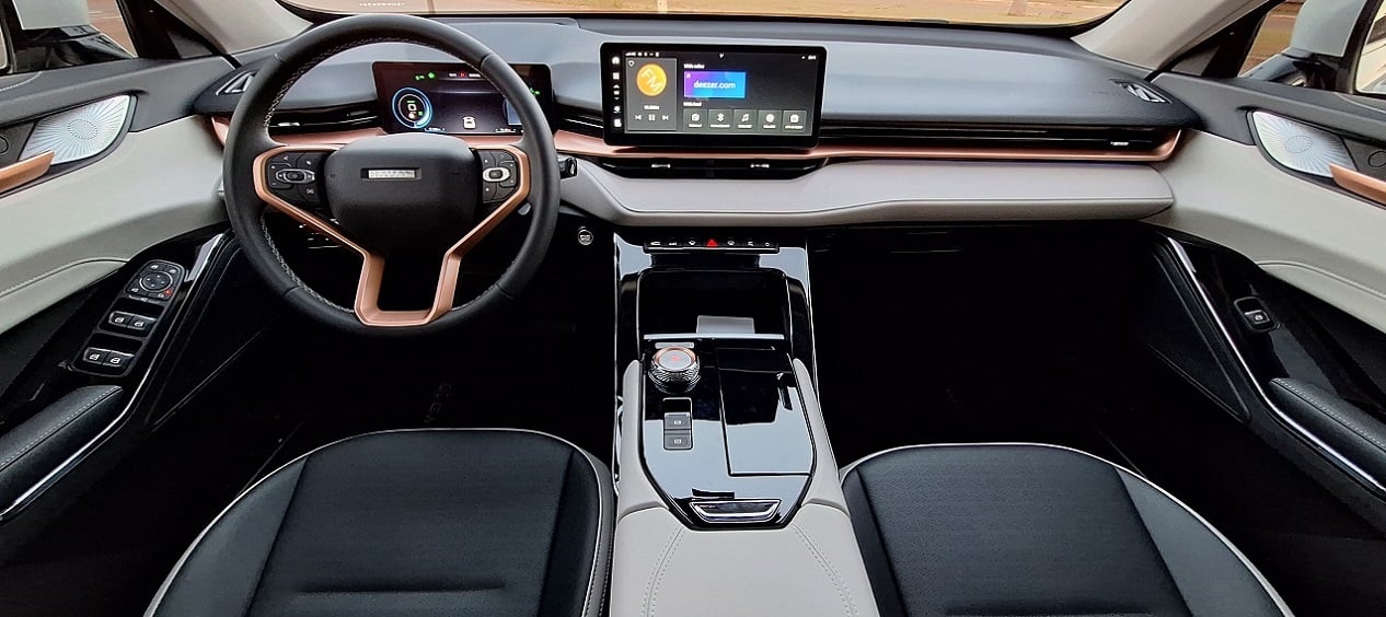 O híbrido GWM Haval H6 PHEV 19 é ligado no 220