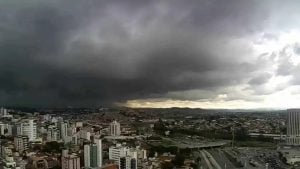 Inmet emite alerta de perigo por chuva em MG
