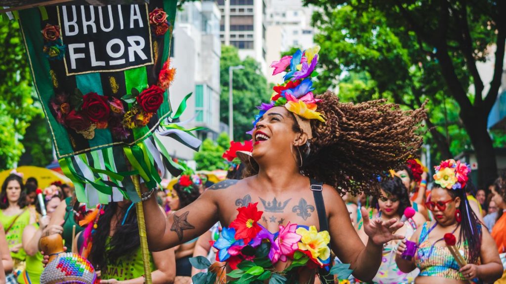Bloco Bruta Flor faz ensaio para cortejo de 10 anos - BHAZ