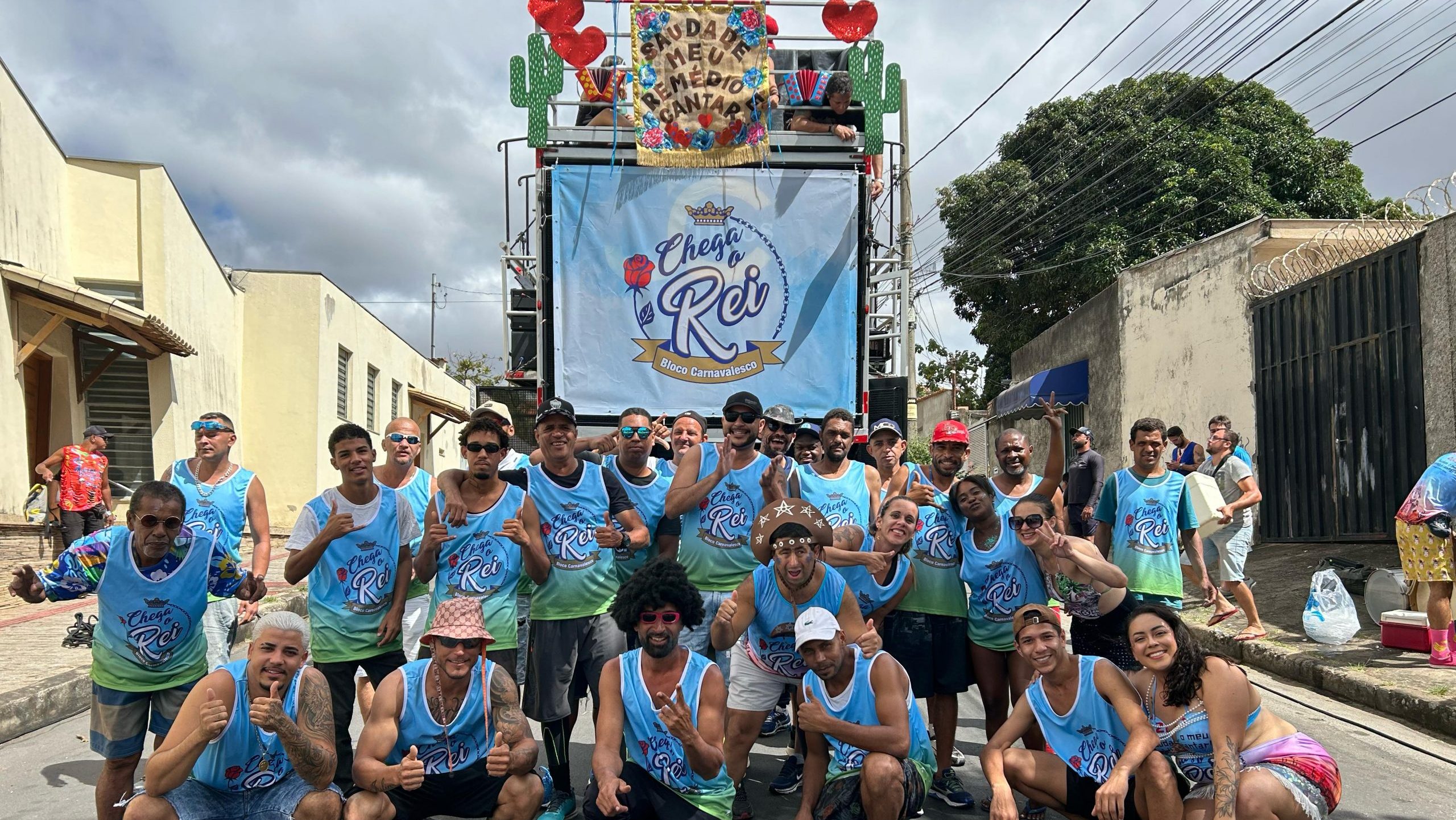 Bloco Chega o Rei anima foliões de BH com clássicos da MPB