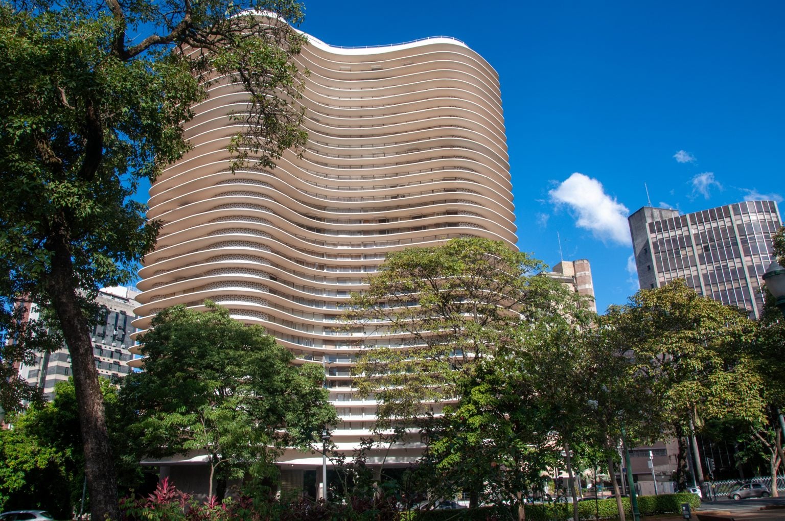 Edifício Niemeyer: curvas e dinamismo do famoso cartão-postal