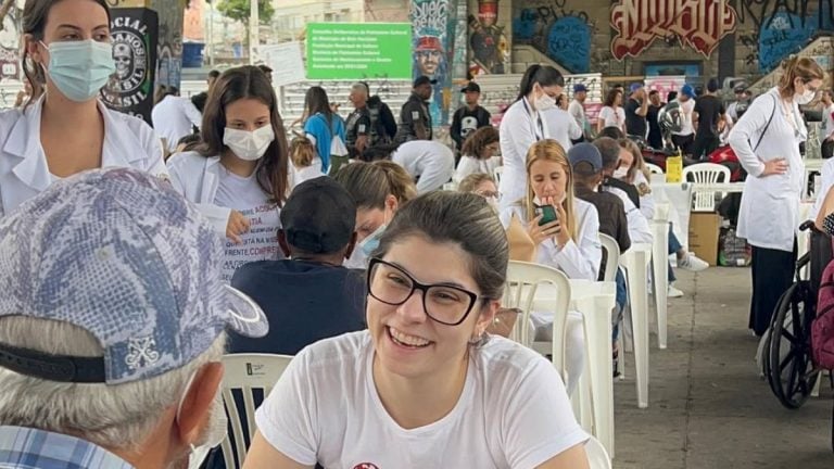 Projeto Médicos do Mundo realiza ação no Viaduto Santa Tereza