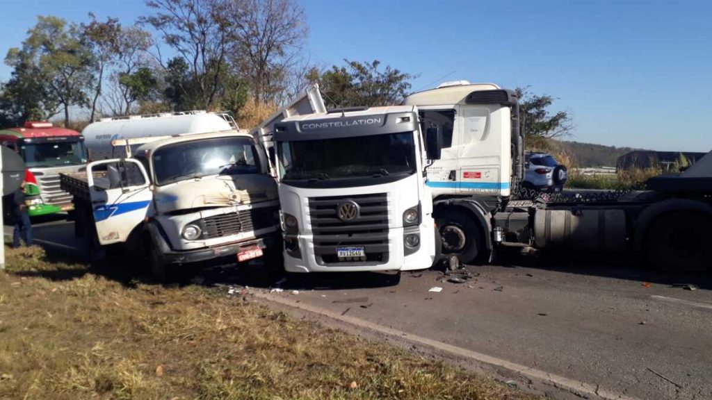 Acidente entre duas carretas e um caminhão interdita MG-050
