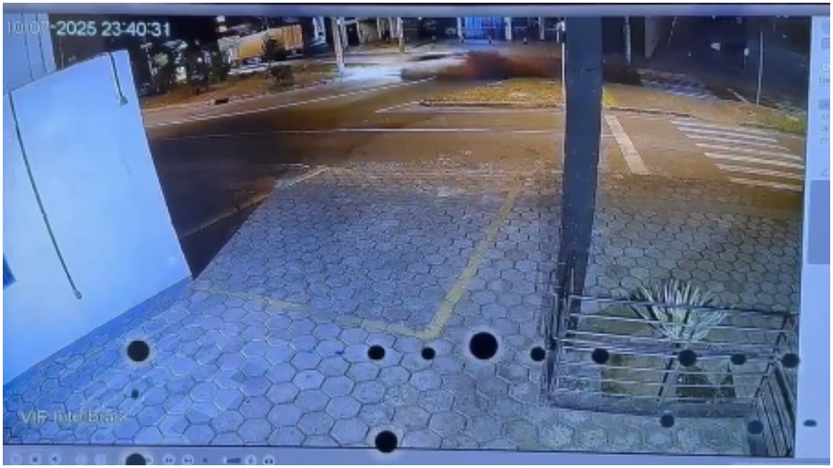 Carro bate em poste na avenida Barão Homem de Melo em BH