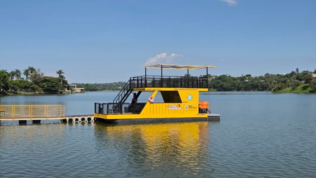 Capivarã faz primeiro passeio na Lagoa da Pampulha, em BH