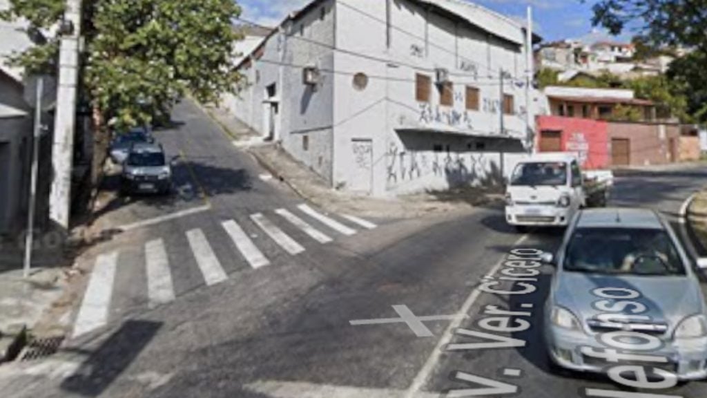 Motociclista bate em poste e morre em acidente em BH