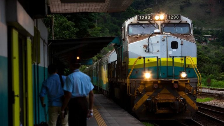 Trem de passageiros da Vale retoma viagens em Minas Gerais