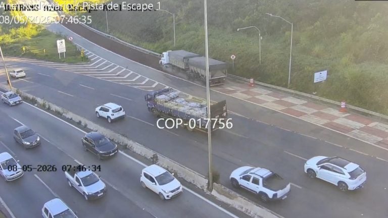 Carreta usa área de escape do Anel Rodoviário nesta sexta