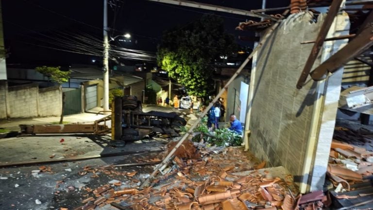 Trator perde controle e quebra muro de casa no Jardim Vitória